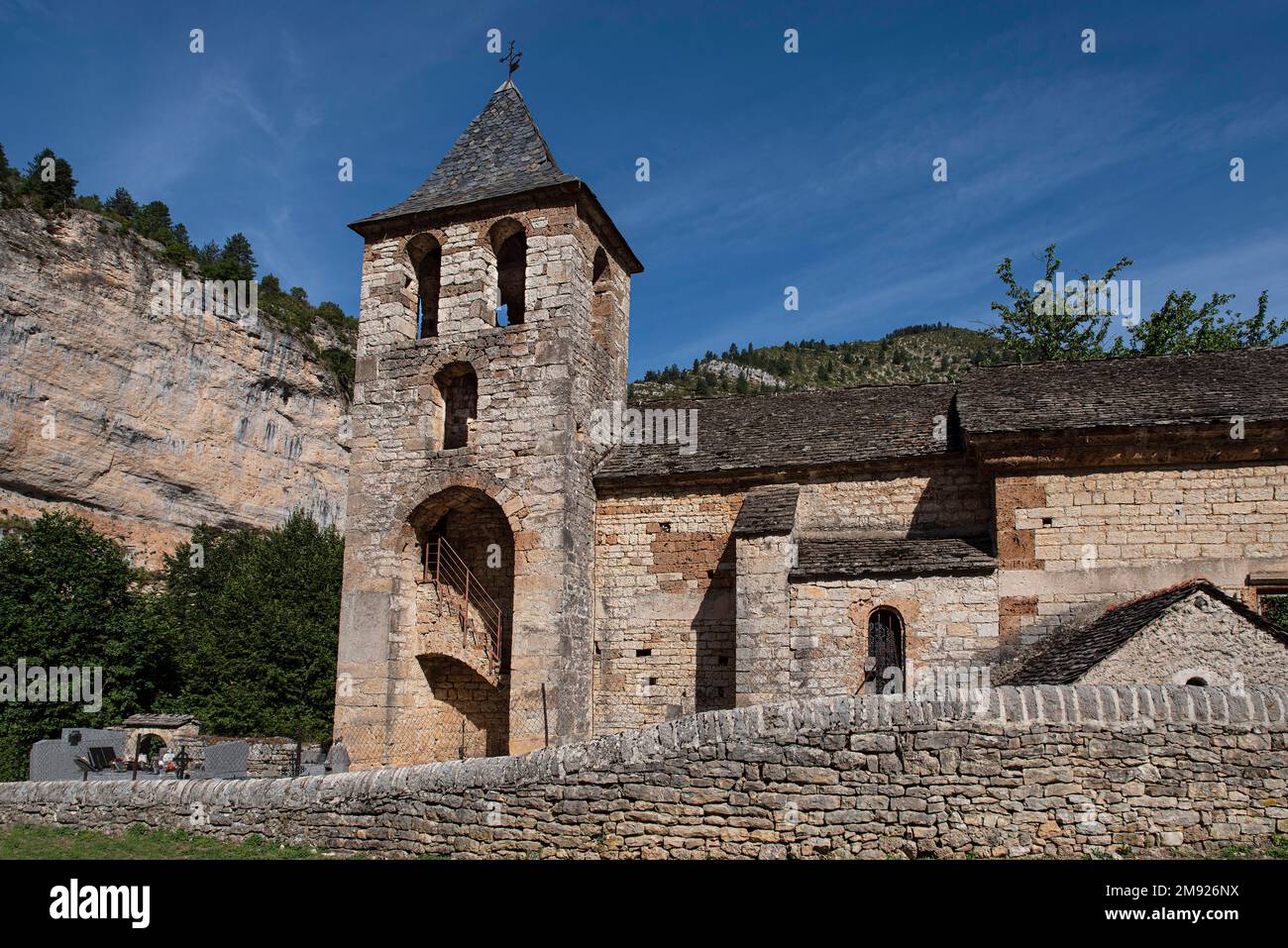 église dans le village de Saint Chély du Tarn dans les Gorges du Tarn ...