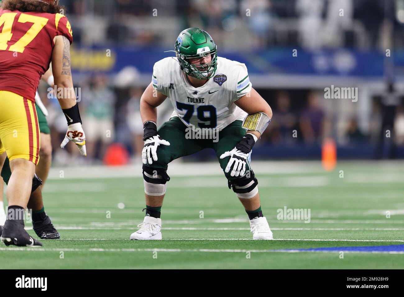Joey Claybrook (79), joueur de ligne offensif de Tulane Green Wave, est prêt à prendre le dessus ...