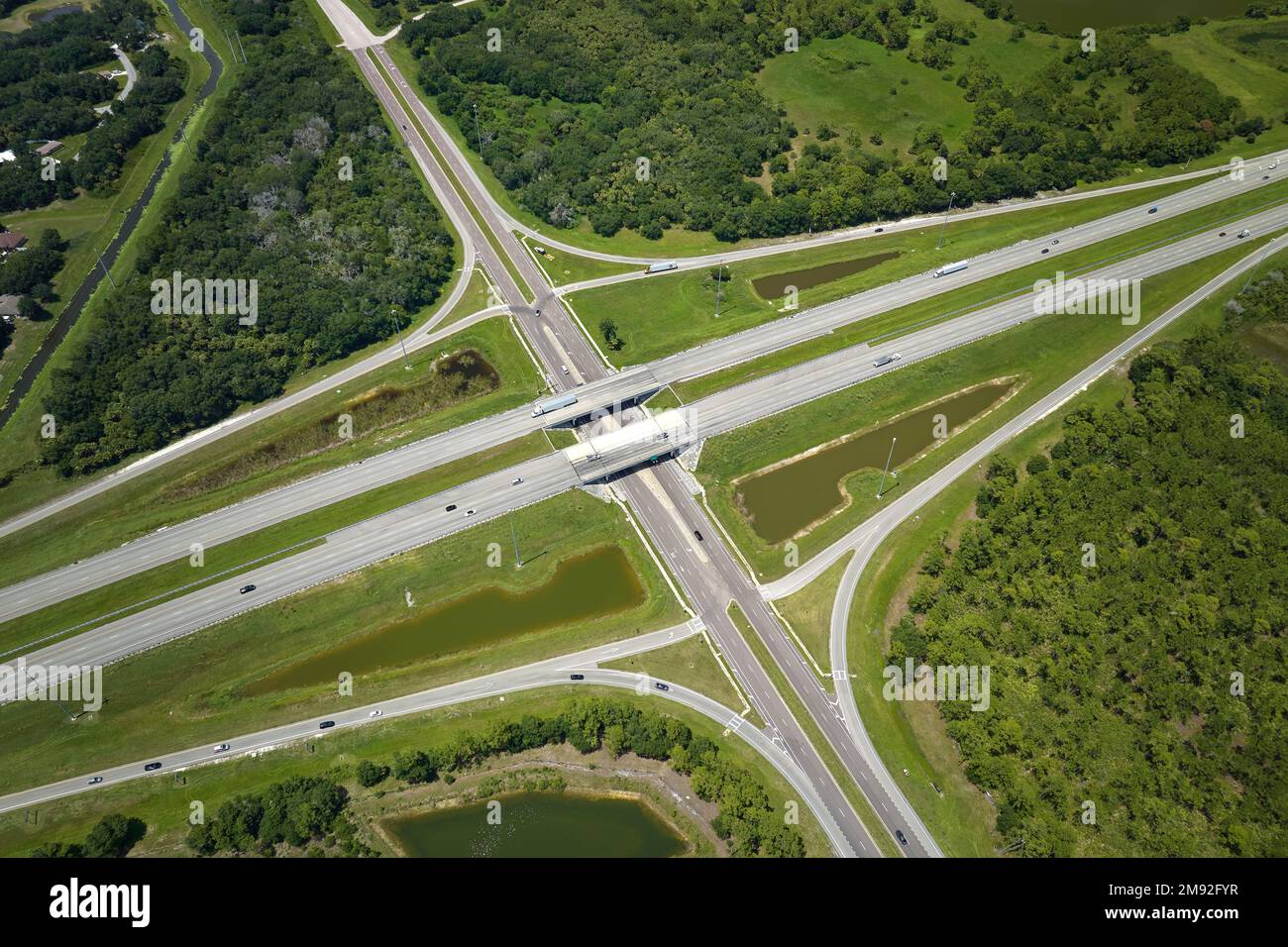 Vue aérienne de la jonction du passage supérieur de l'autoroute avec ...