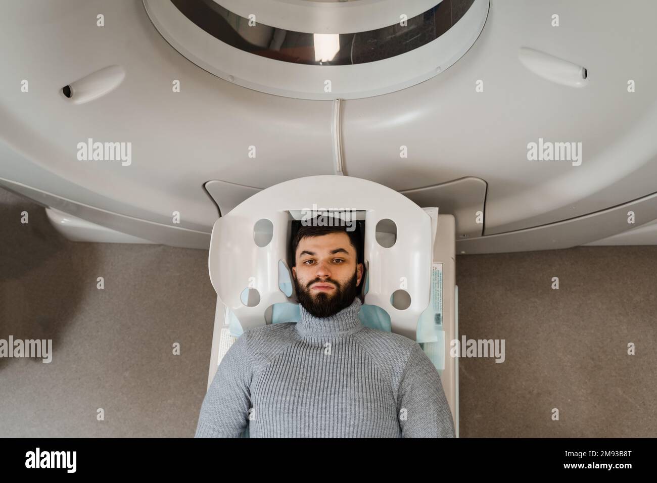 Scanner le cerveau de l'homme en clinique médicale. L'homme effectue un ...