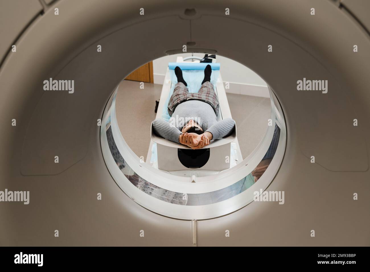 Scanner de l'abdomen de l'homme en clinique médicale. L'homme effectue ...