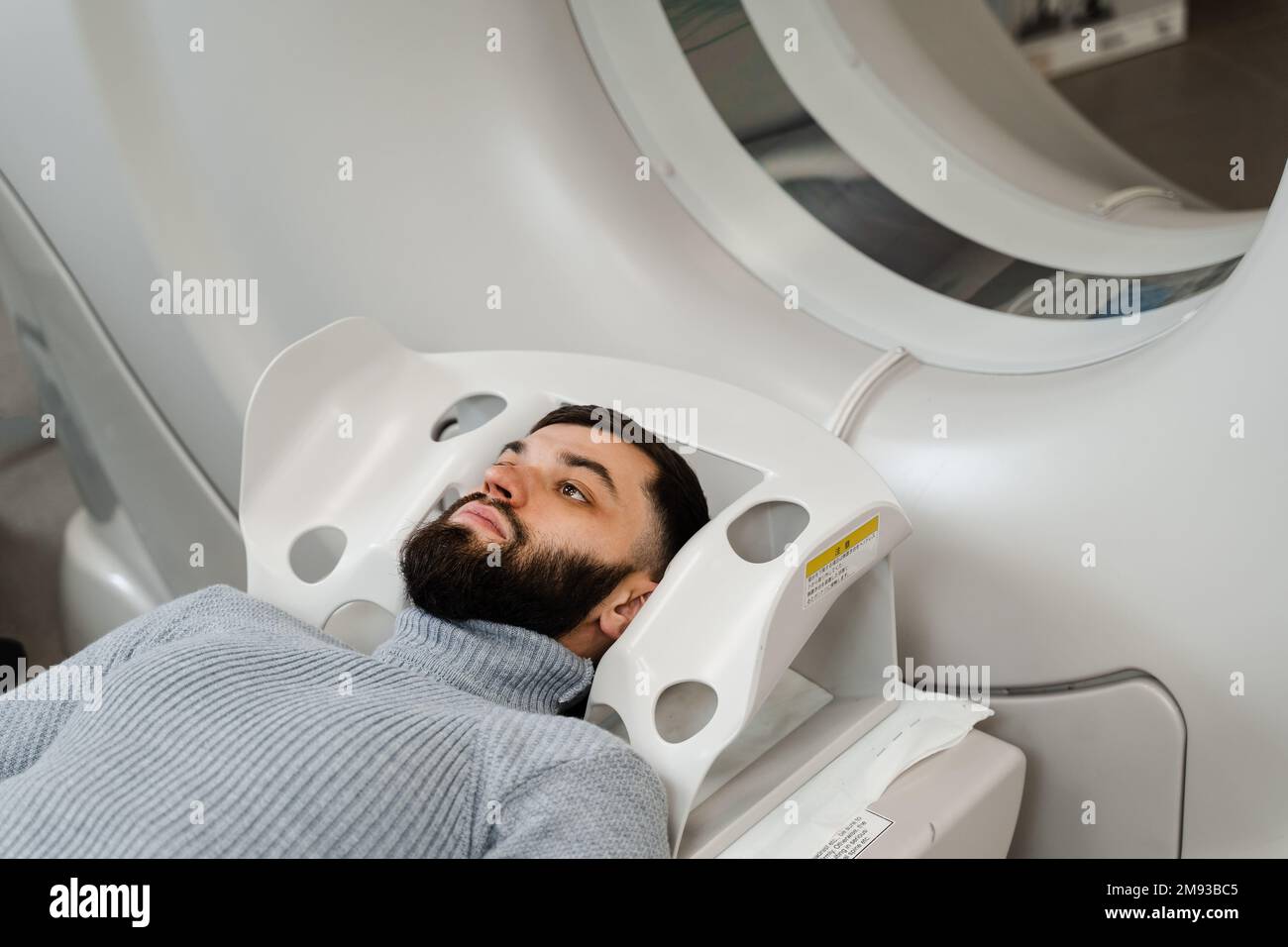 Scanner le cerveau de l'homme en clinique médicale. L'homme effectue un ...