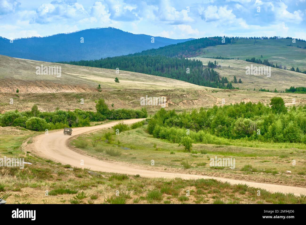 La route dans la région du Château Saxon de Savinsky est la principale ...
