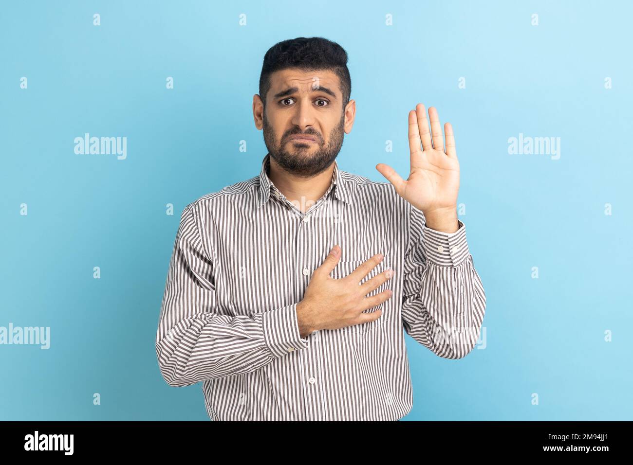 Une main levée Banque de photographies et d’images à haute résolution ...