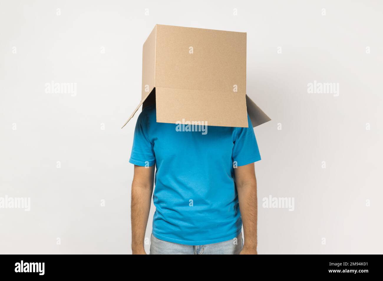 Homme tenant un emballage en carton Banque de photographies et d’images ...