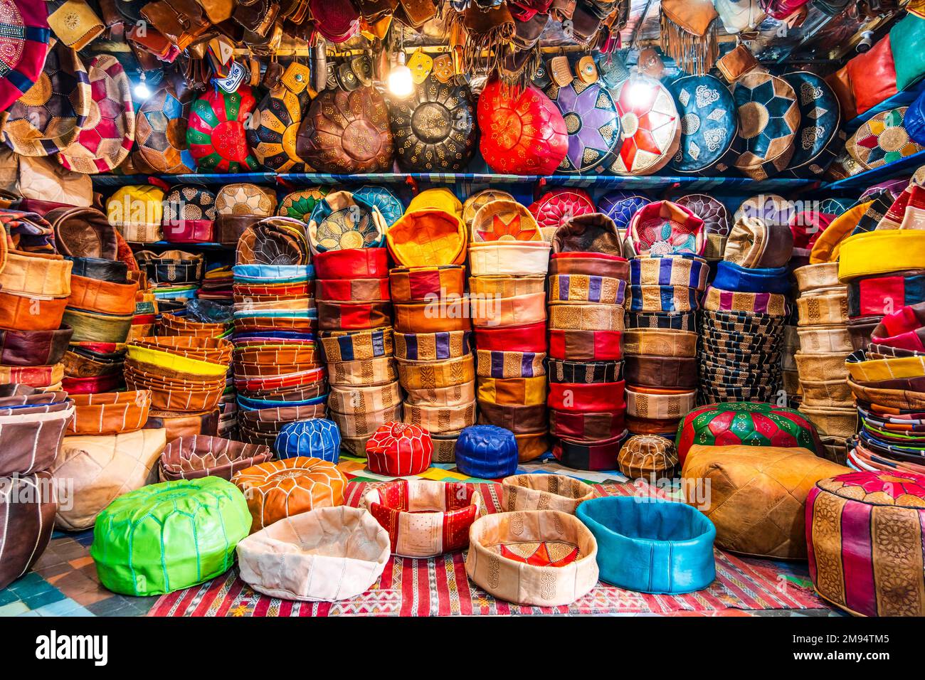 Variété de poufs en cuir vendus dans un immense magasin à côté de la ...