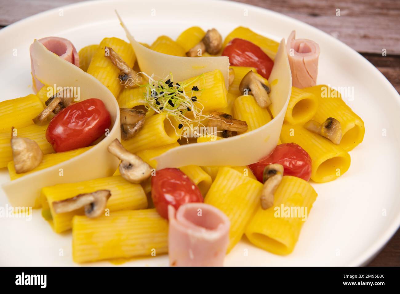 Recette de pâtes Rigatoni à la crème de courge Chiatsu, jambon, tomates ...