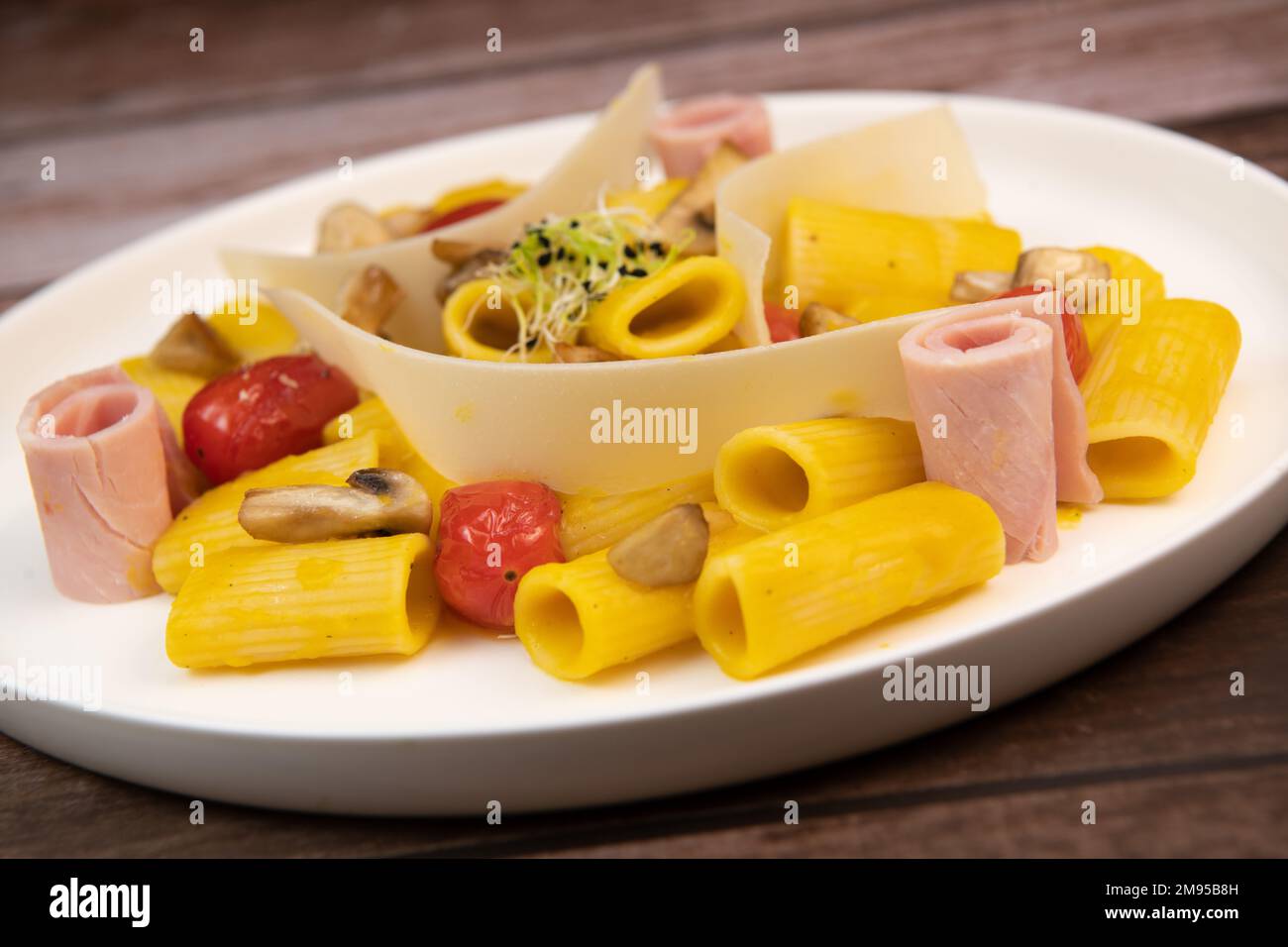Recette de pâtes Rigatoni à la crème de courge Chiatsu, jambon, tomates ...