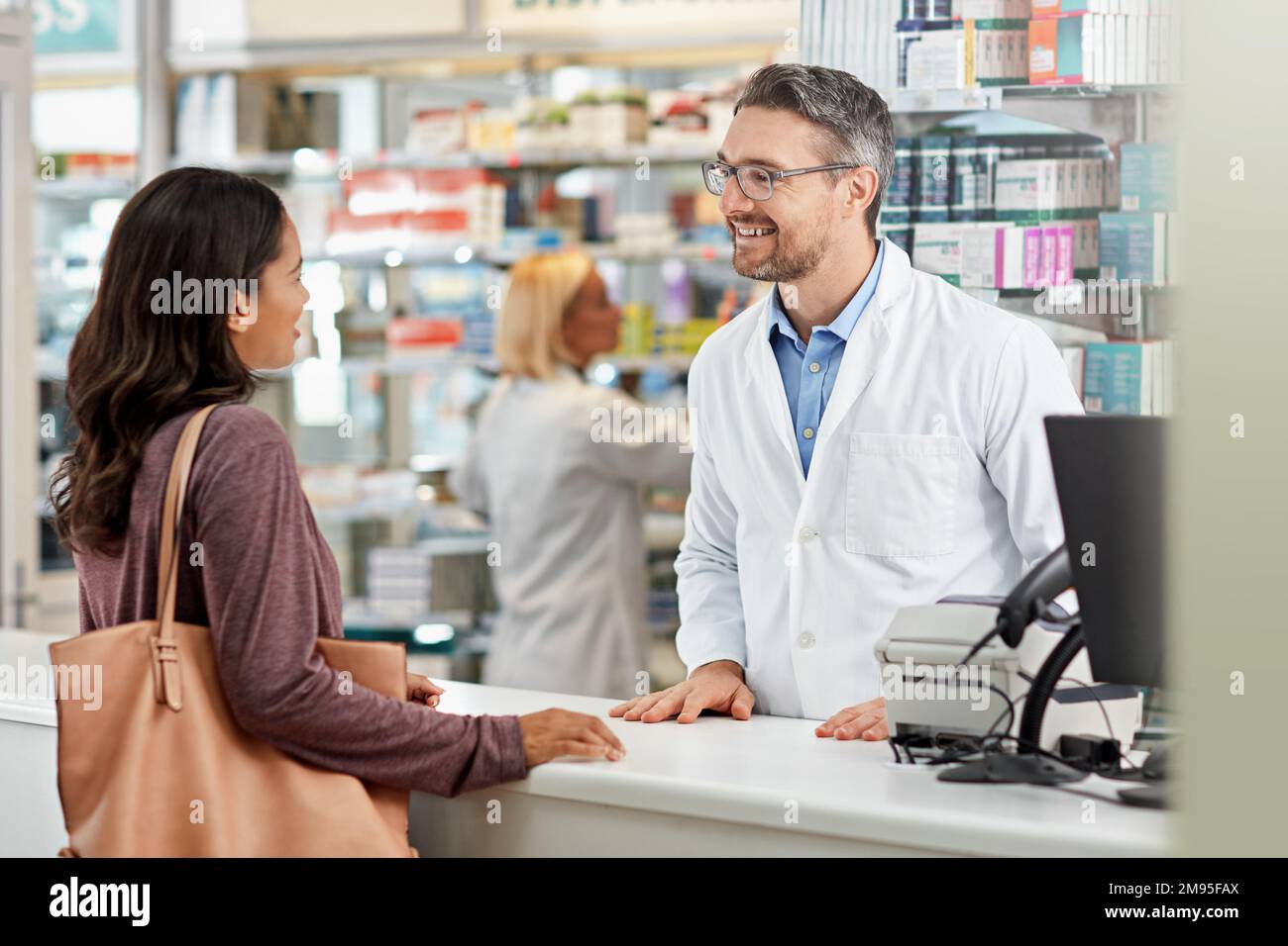 Le pharmacien aide le client, la santé et la médecine avec la ...