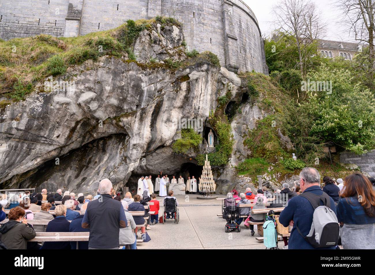 Lourdes (sud-ouest de la France) : messe à la grotte de Massabielle ...