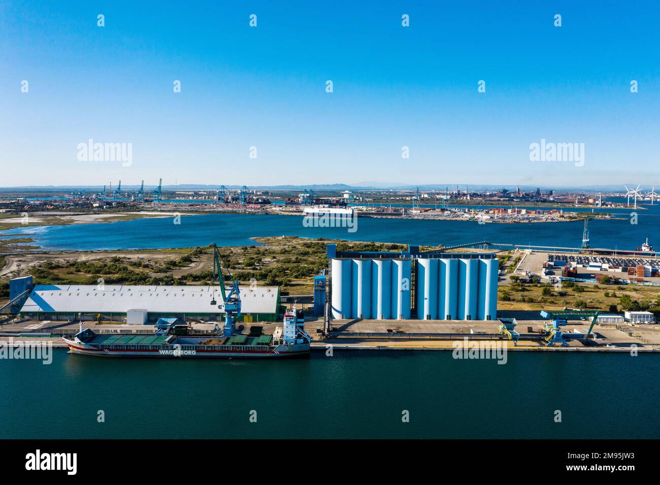 Port-Saint-Louis-du-Rhône (sud-est de la France) : navire de Wagenborg ...