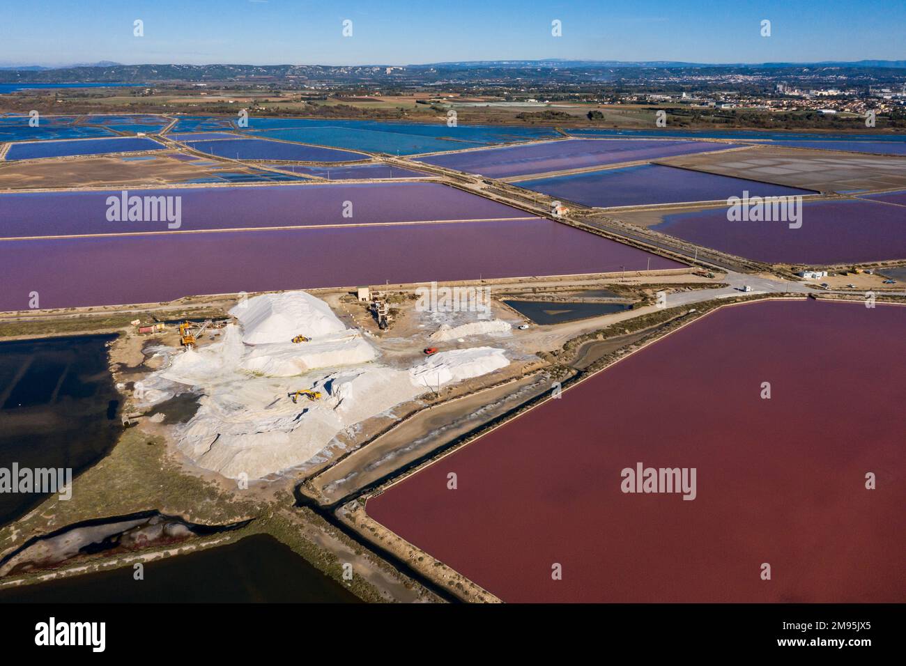 Berre-l'Etang (sud-est de la France) : vue aérienne des marais salants ...