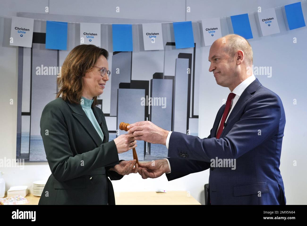 LA HAYE - Mirjam Bikker et Gert-Jan Segers lors d'une réunion de parti ...