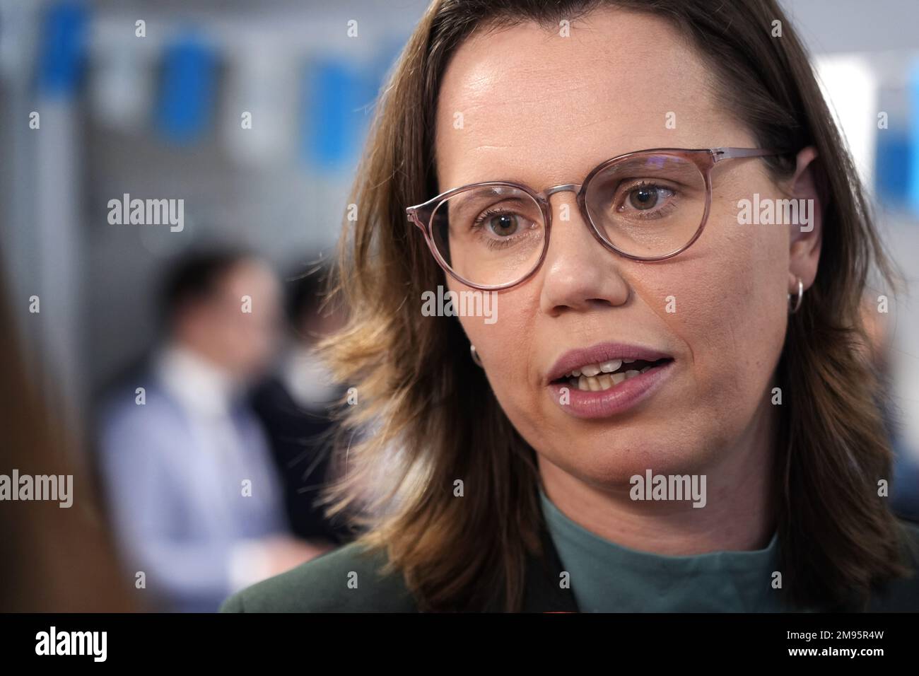 LA HAYE - Mirjam Bikker parle à la presse après qu'elle ait ...