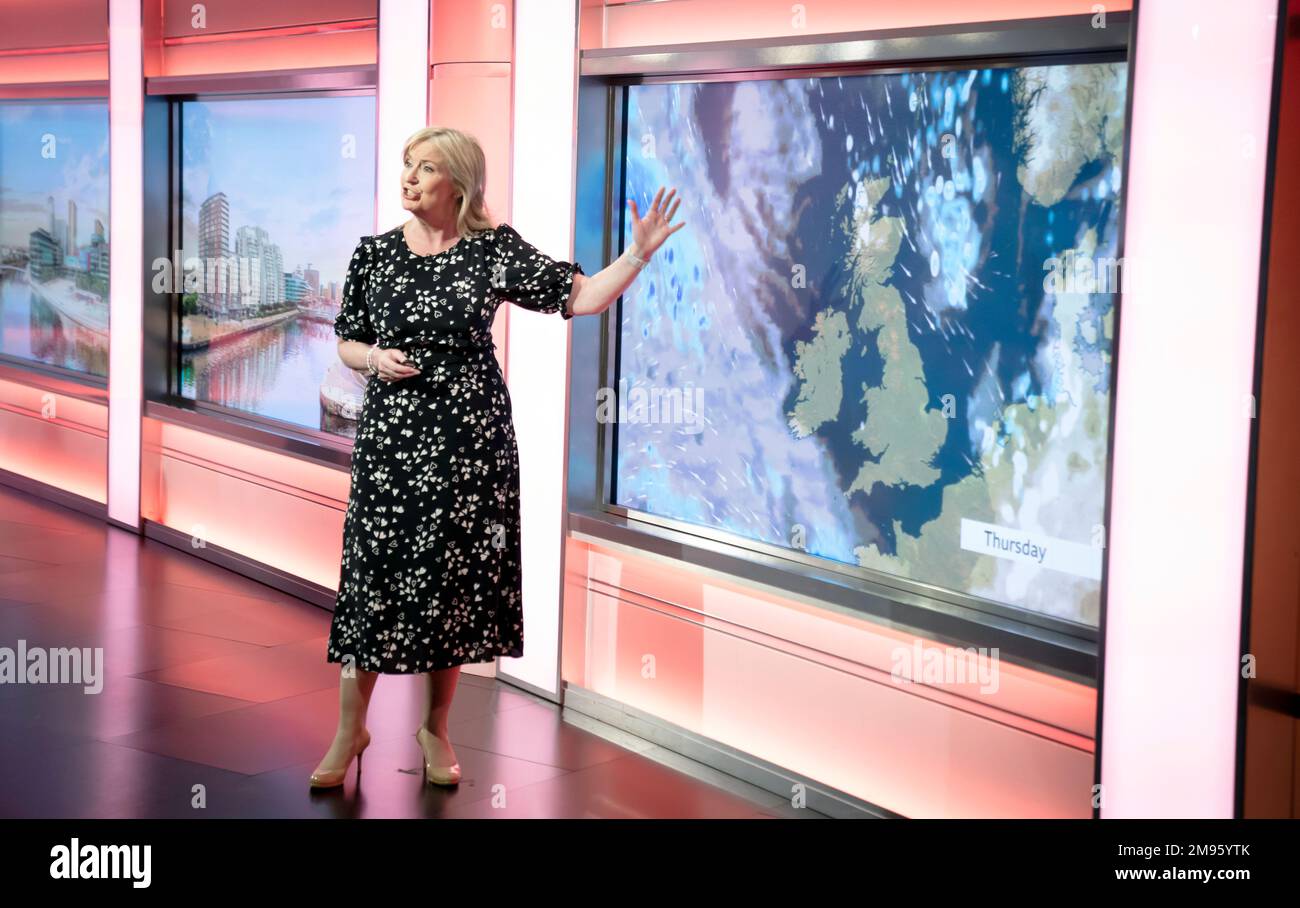 Carol Kirkwood, présentatrice de la météo au studio, tandis que BBC ...