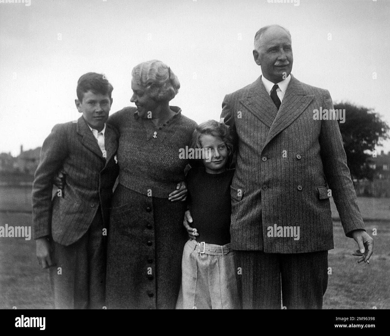 Famille avec grands parents parents et petits enfants Banque d'images ...