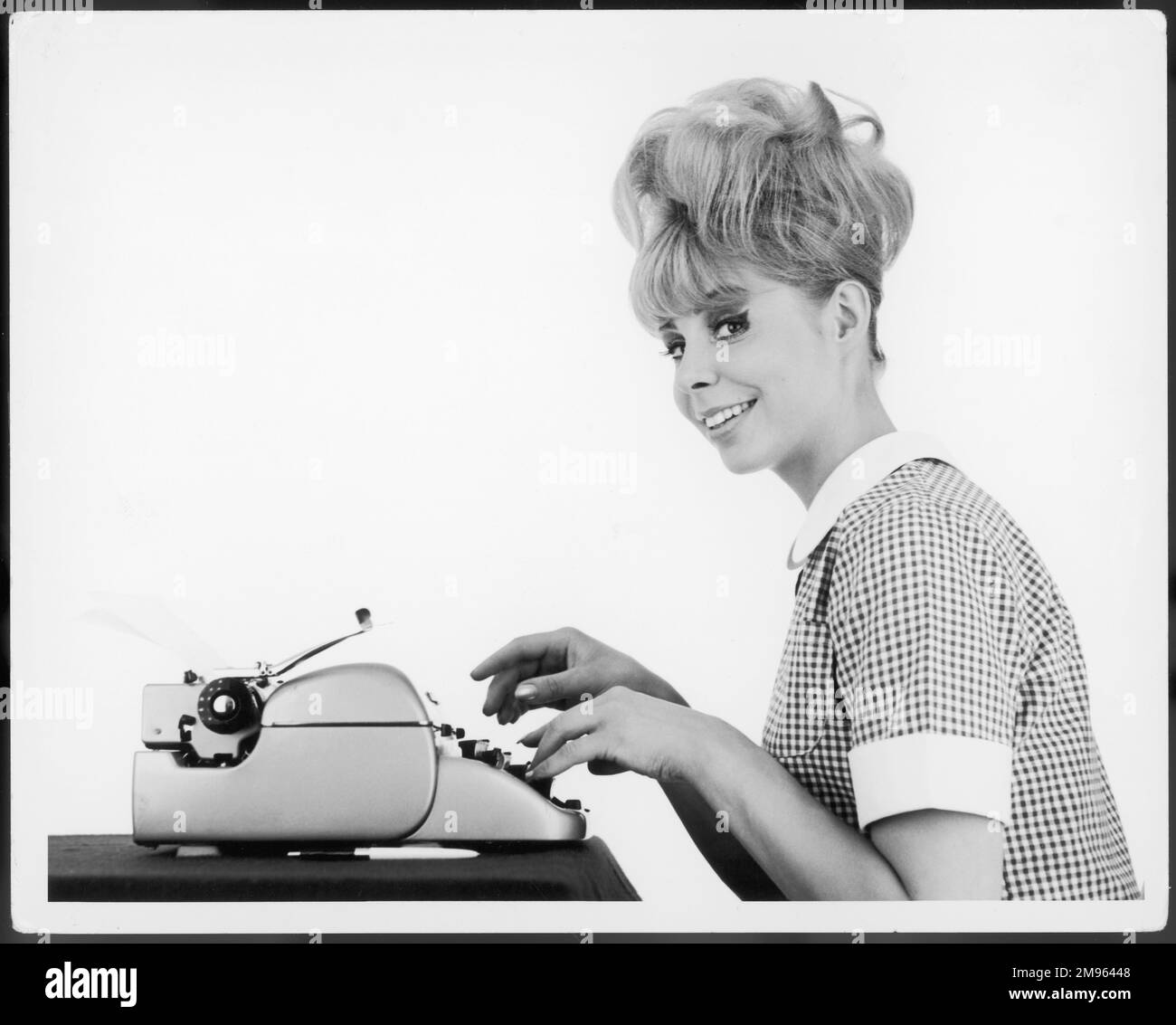 Un dactylographe blond attentif ou secrétaire, prêt pour la dictée au ...