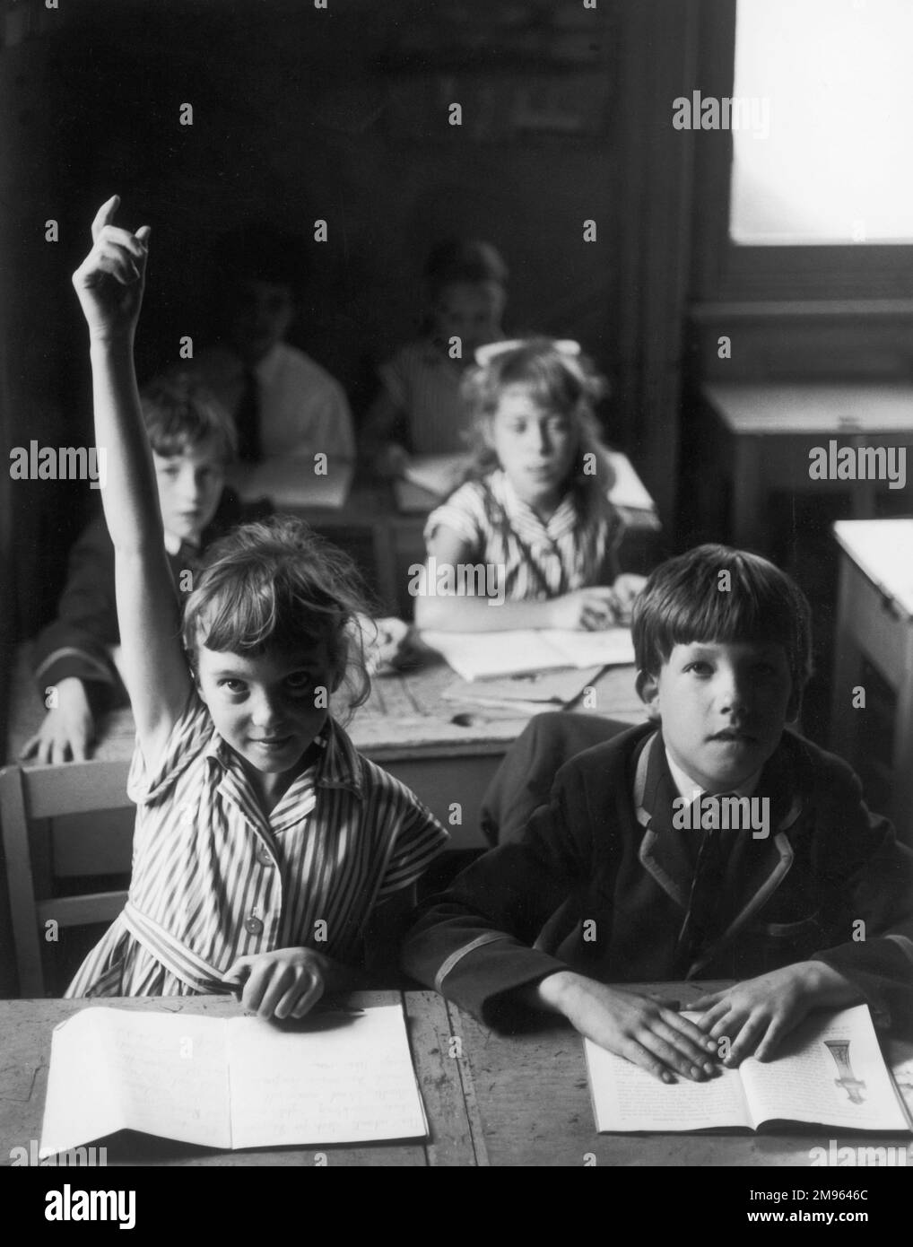 Lever la main classe fille Banque d'images noir et blanc - Alamy
