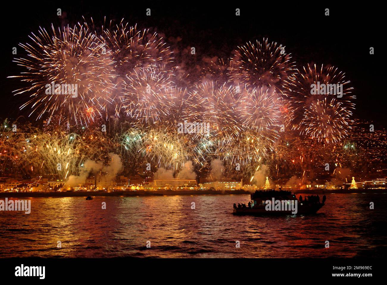 Un impressionnant feu d'artifice au port de Funchal, à Madère ...