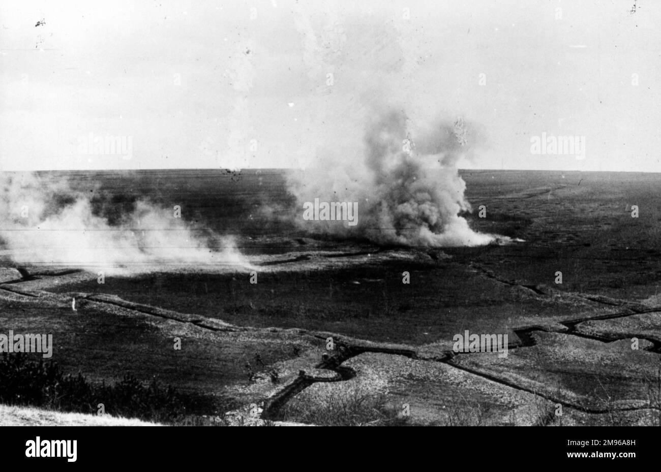 Vue à distance d'un champ de bataille pendant la première Guerre ...