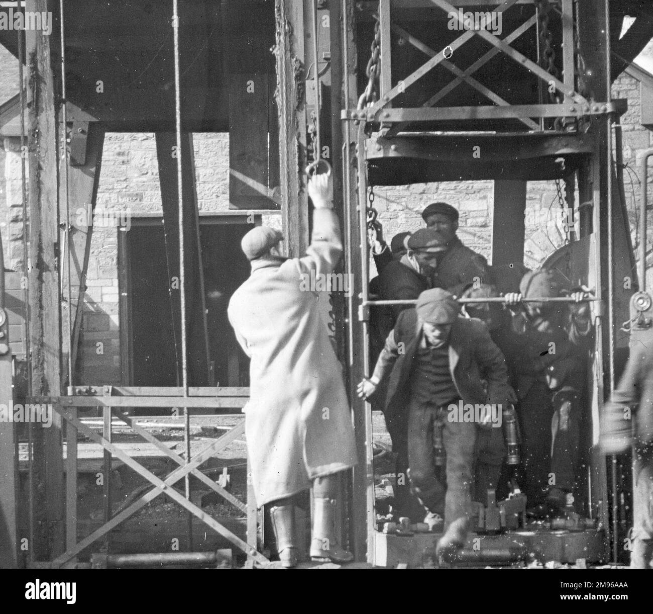 Un groupe de mineurs sortant d'un ascenseur à puits au niveau de la ...