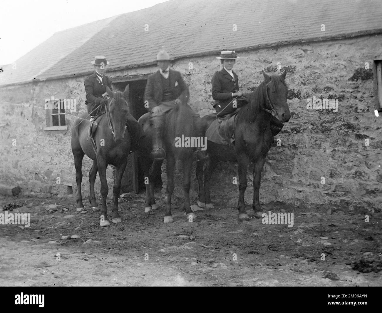 Trois personnes, un homme et deux femmes, se préparent pour une sortie ...