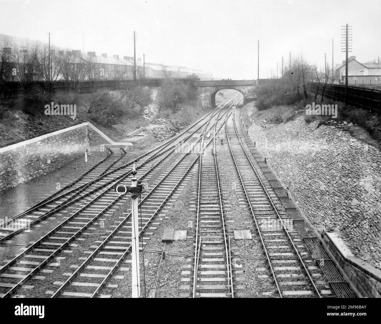 Pont au milieu Banque d'images noir et blanc - Alamy