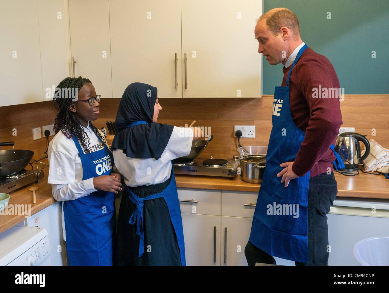 Le Prince de Galles participe à une leçon de cuisine avec Daisha ...