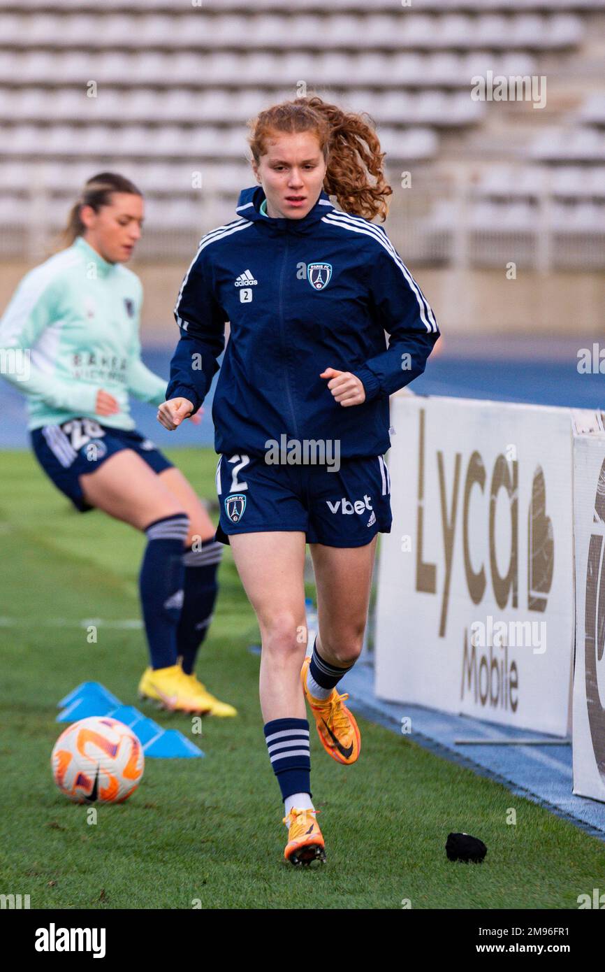 Celina Ould Hocine, du FC Paris, se réchauffe devant le match de ...