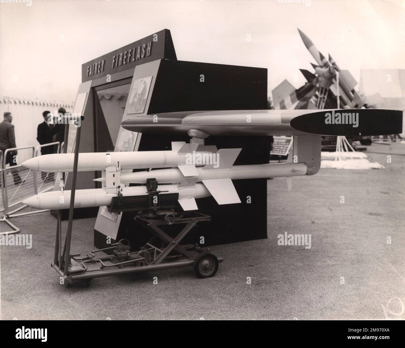 Le missile air-air Fairey Fireflash sur son chariot de manutention au ...