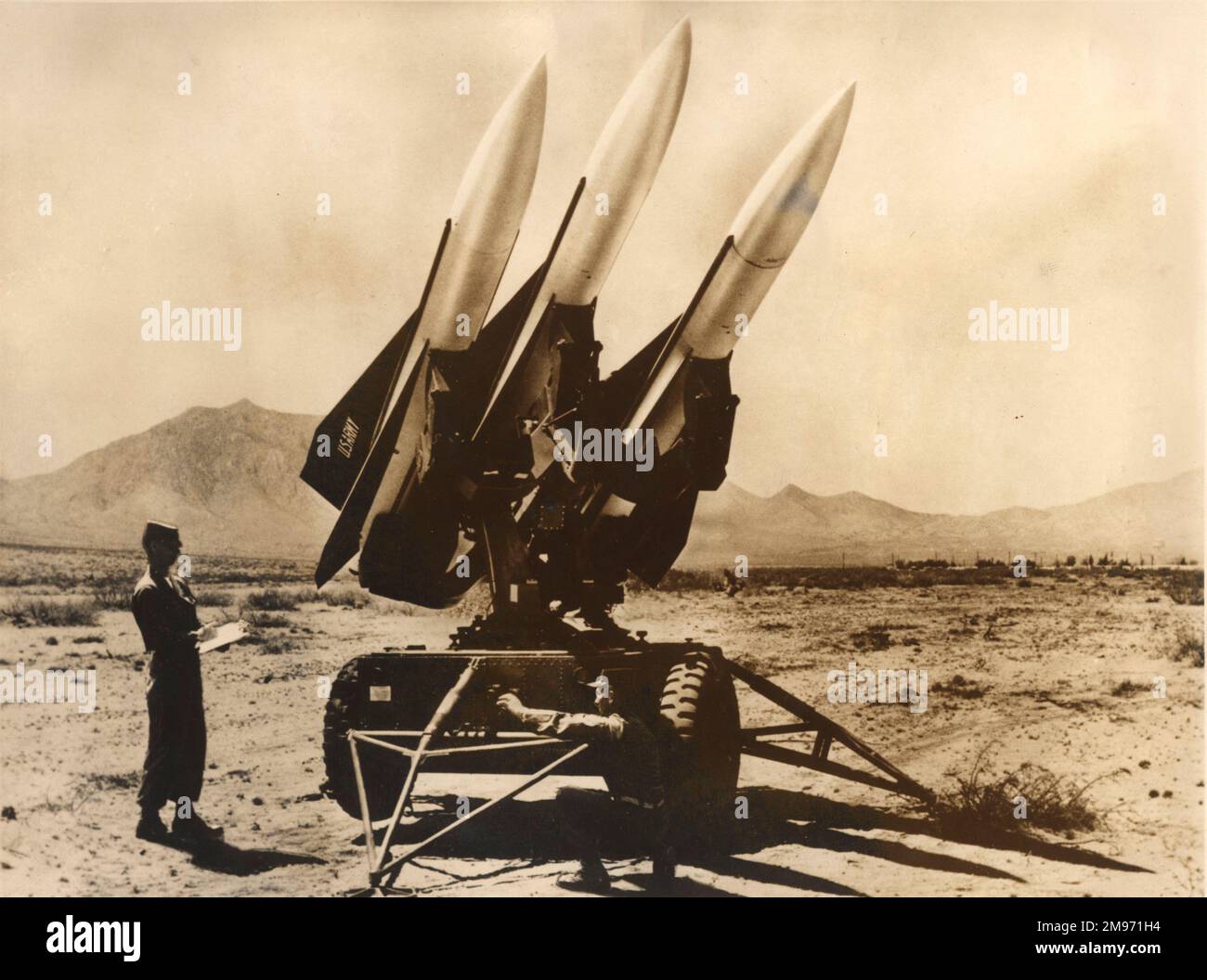 Les missiles guidés surface-air Raytheon/Northrop Hawk sont installés ...