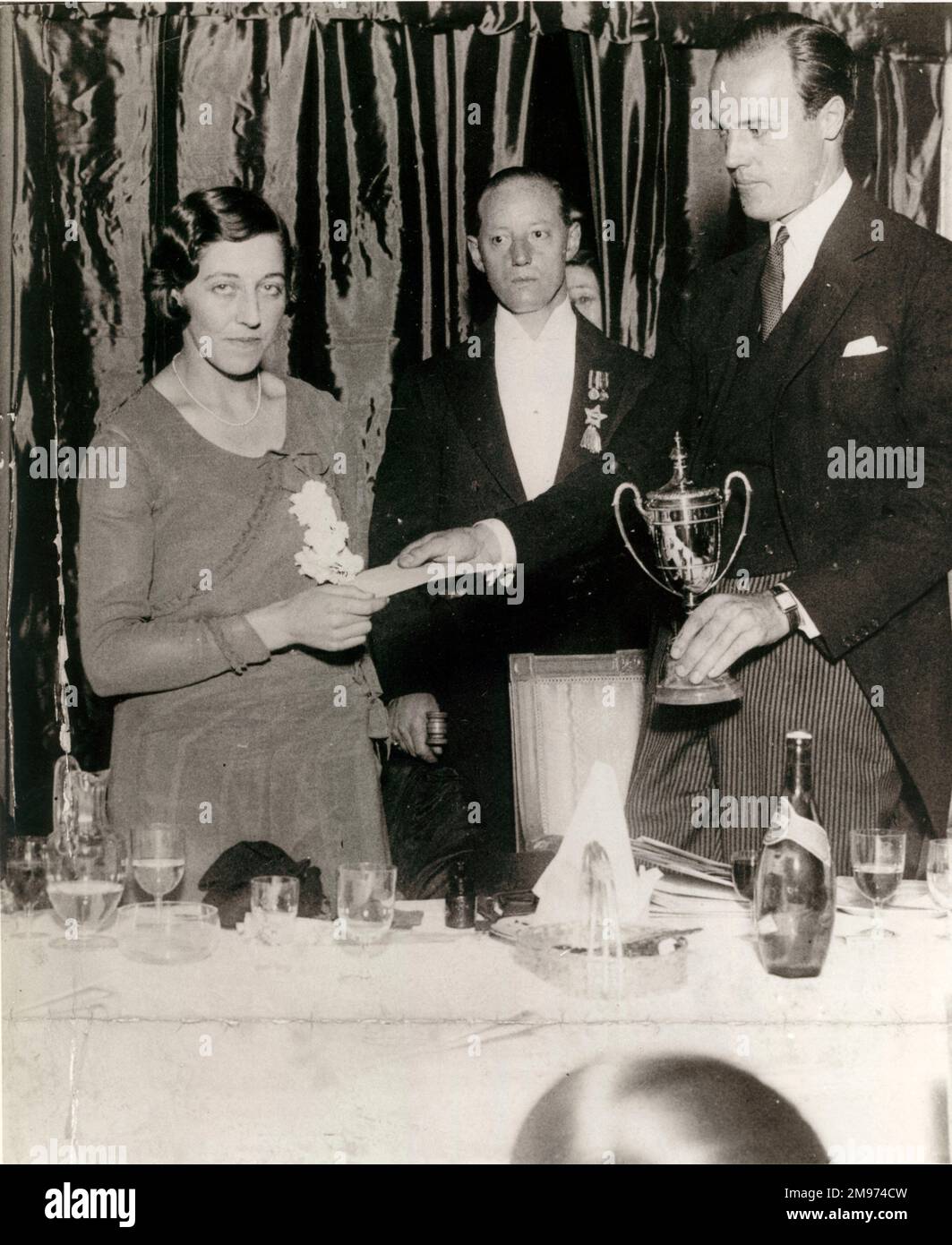 L'honorable Esmond Harmsworth, fils de Lord Rothermere, présente à Amy ...