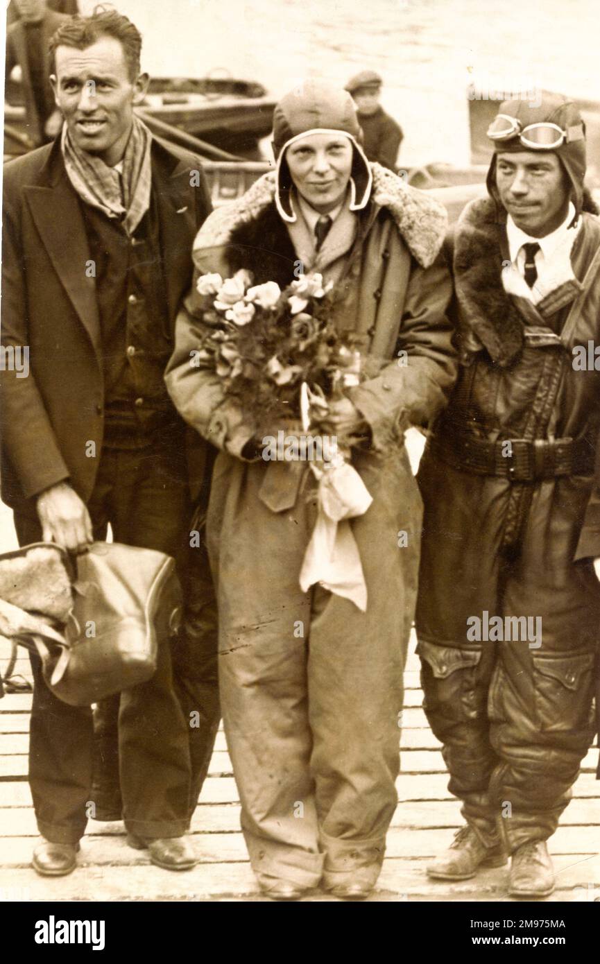 Amelia Earhart, centre; Wilmer Stutz, pilote, à droite; Et Louis Gordon ...