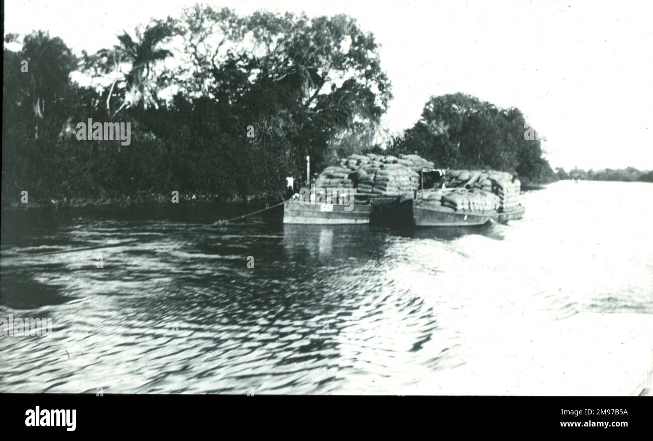 McCarthy Island (bateau à semences dans la rivière). Mme Delphine ...