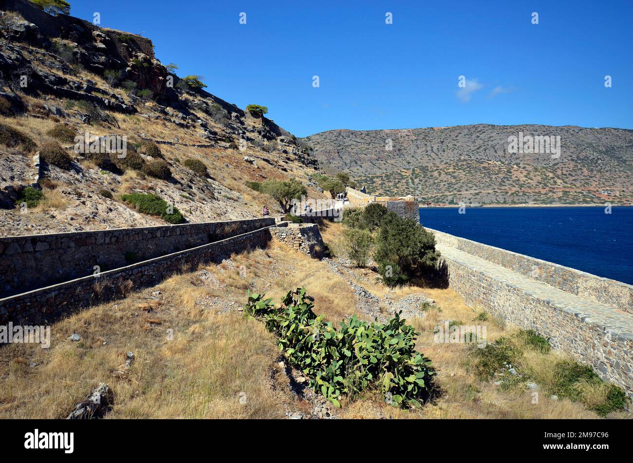 Plaka, Crète, Grèce - 10 octobre 2022 : des touristes non identifiés ...