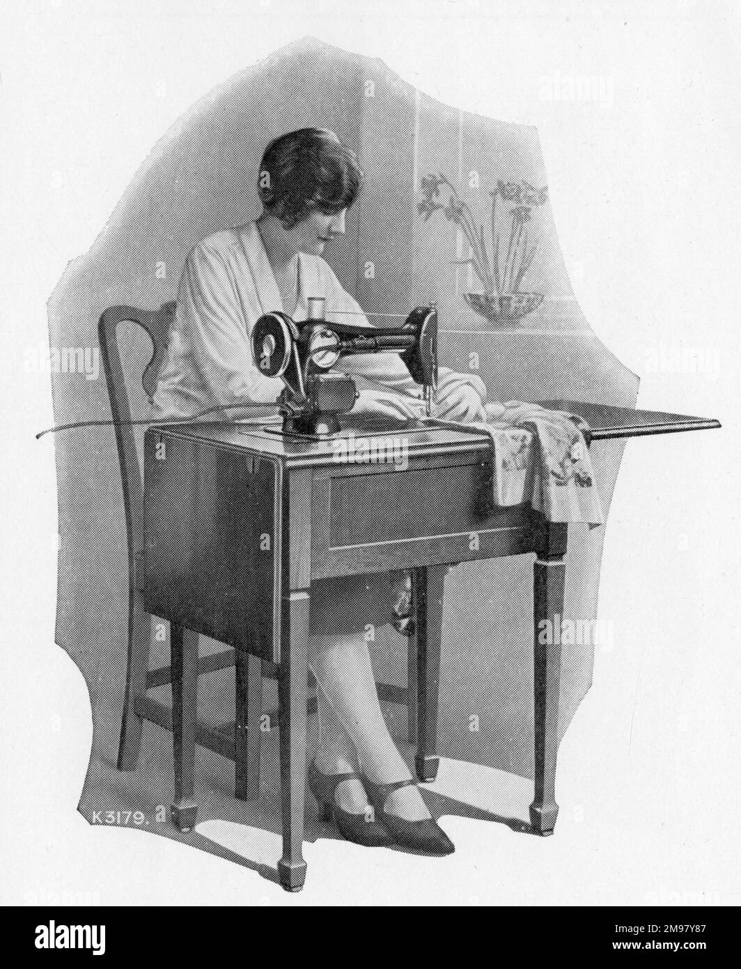 Woman sewing 1930s singer Banque de photographies et d’images à haute ...
