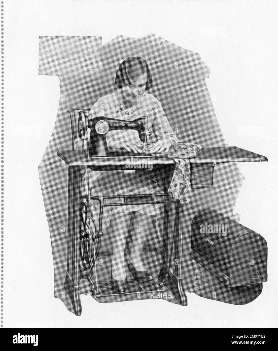 Woman sewing 1930s singer Banque de photographies et d’images à haute ...