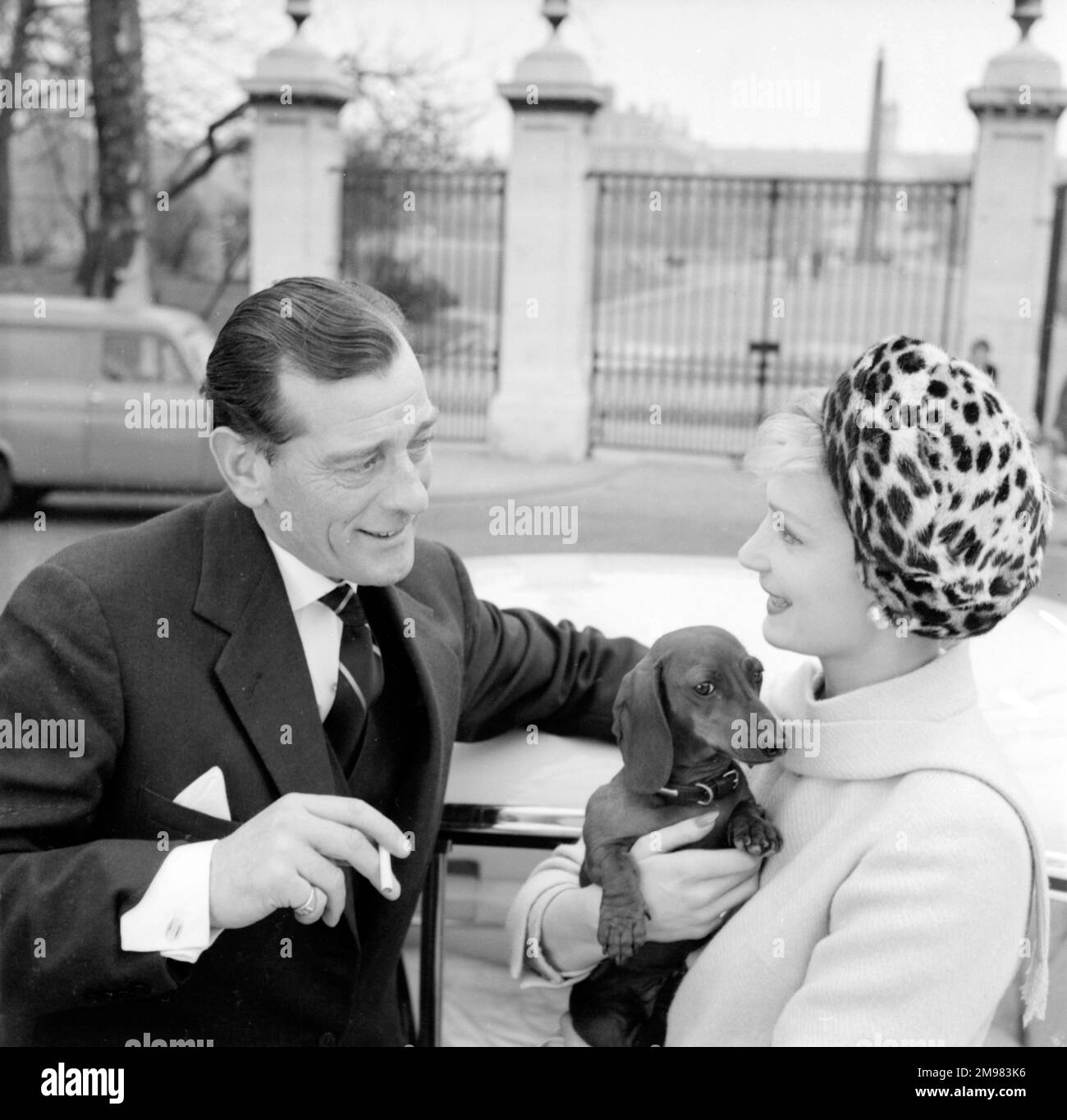 Publicité pour les cigarettes à vie -- modèles masculins et féminins ...