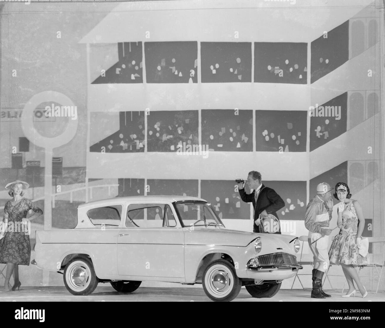 Publicité pour Ford Anglia cars -- modèles masculins et féminins posant ...