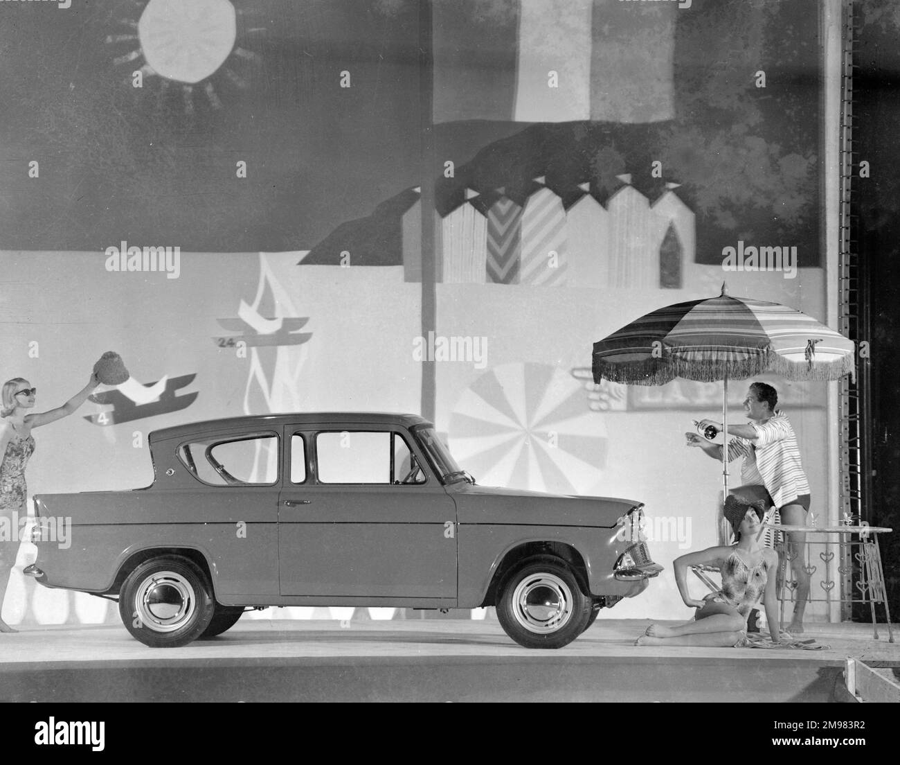 Publicité pour Ford Anglia cars -- modèles masculins et féminins posant ...