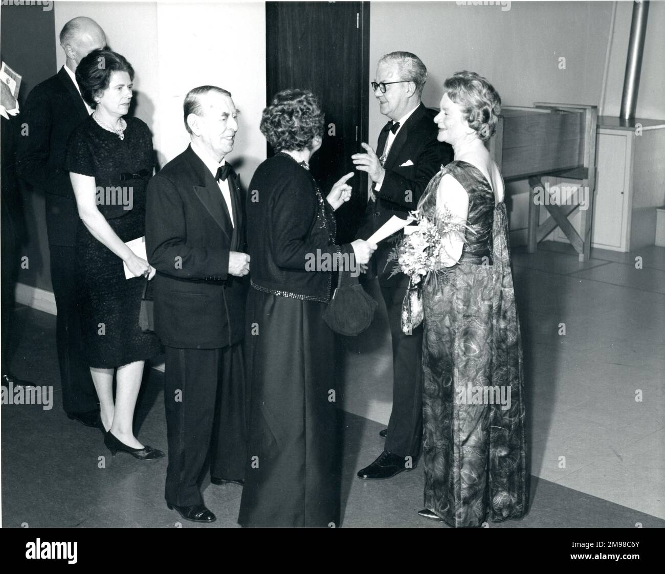 Sir George Gardner, Président de Raes 1965-1966, et Lady Gardner ...