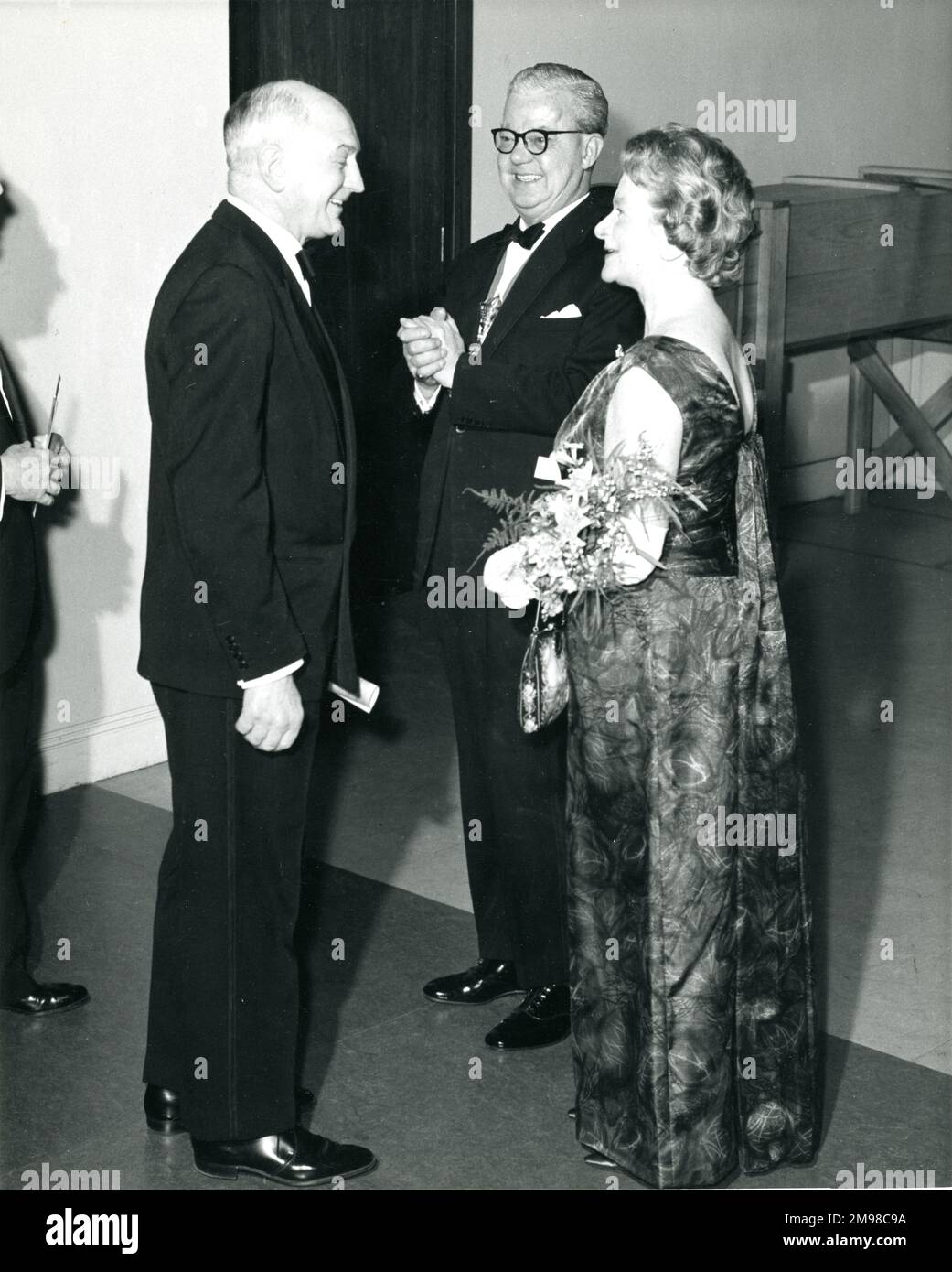 Sir George Gardner, Président de Raes 1965-1966, et Lady Gardner ...