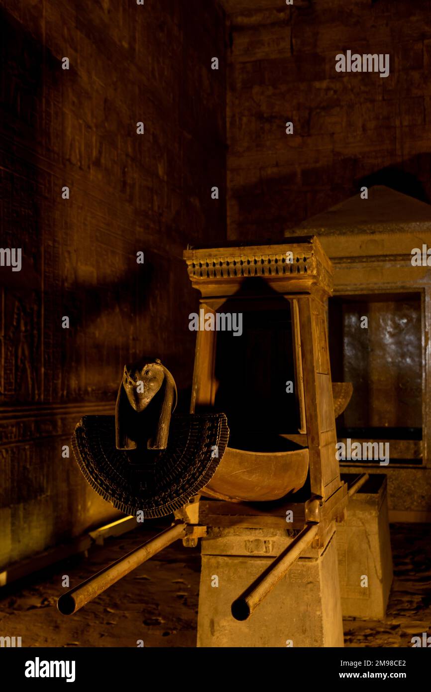 Barque at temple of horus in edfu Banque de photographies et d’images à ...
