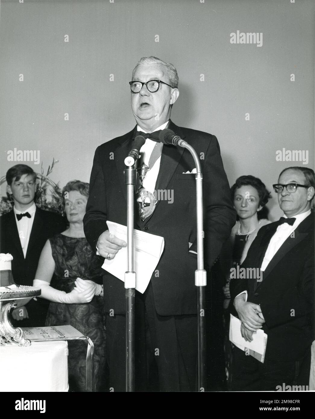 Sir George Gardner, Président de Raes 1965-1966, lit le message de sa ...