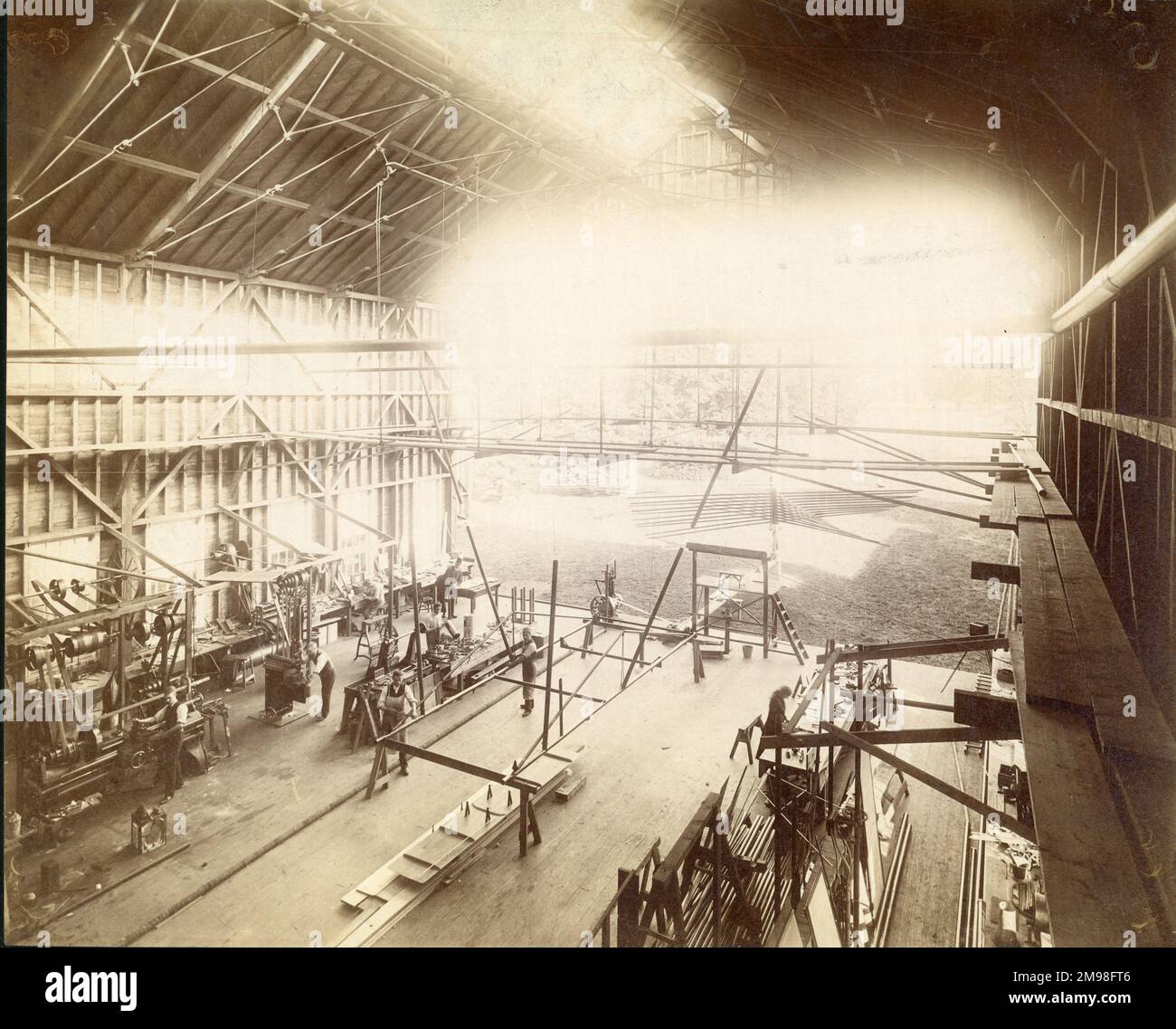 Le hangar du parc Baldwyn, dans le Kent, où Sir Hiram Maxim a construit ...