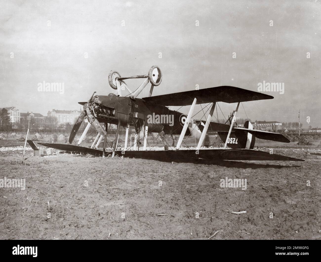S'est écrasé BE2E biplan couché à l'envers à l'aérodrome de Bailleul ...