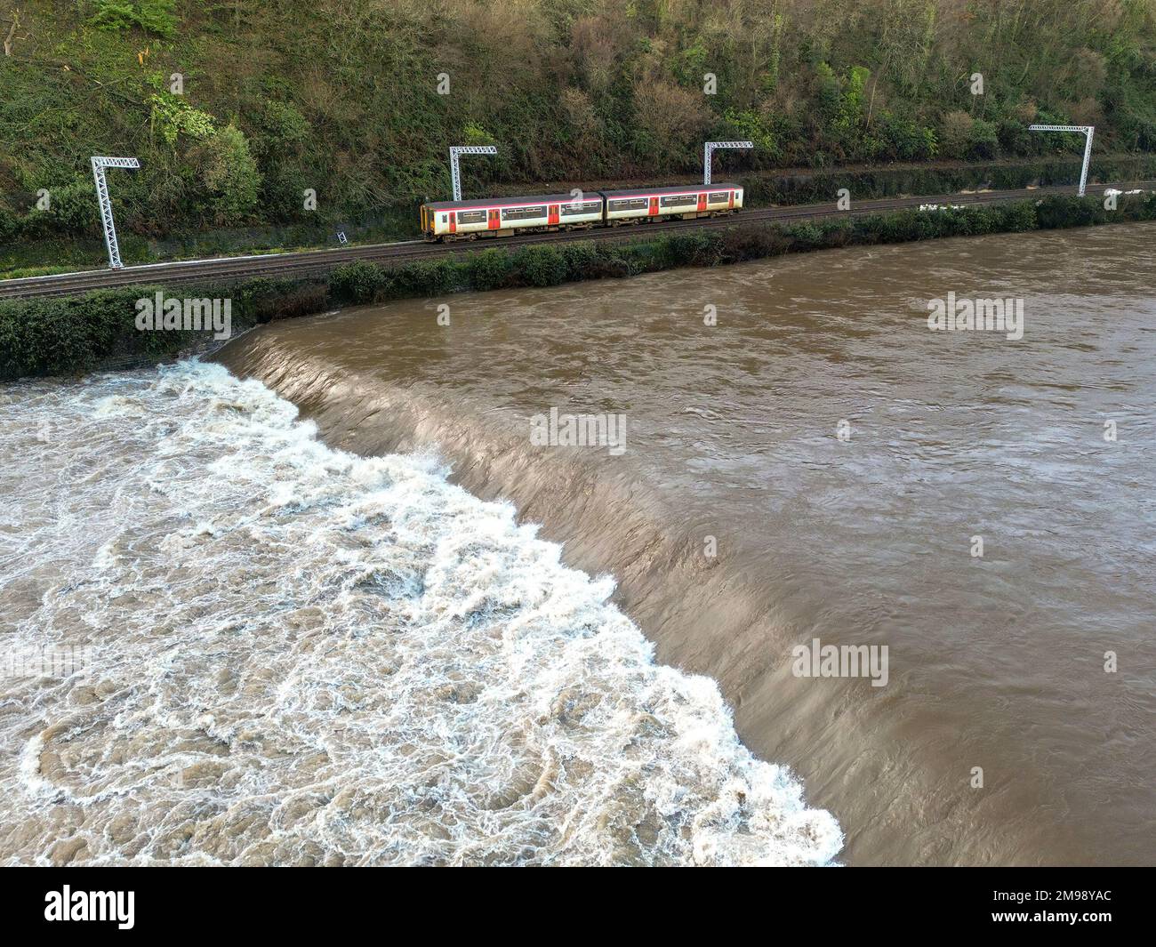 Radyr, Cardiff - janvier 2023 : vue aérienne d'un train de banlieue qui ...