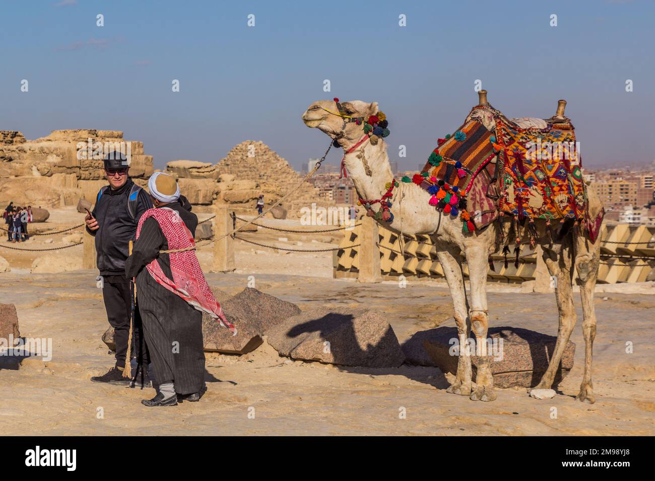 Pyramide au centre ville du caire Banque de photographies et d’images à ...