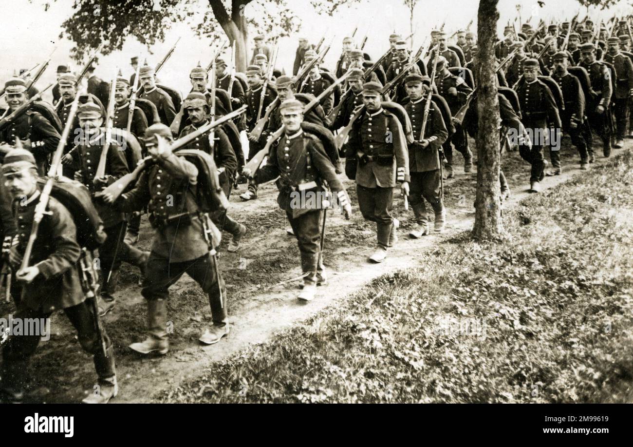 WW1 soldats allemands défilant en Belgique aux premiers stades de la première Guerre mondiale ...