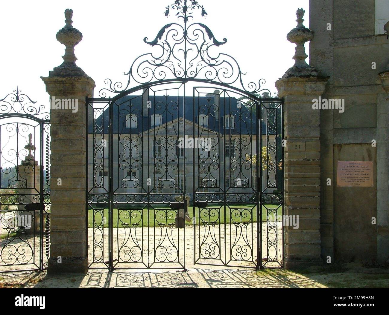 Le siège social a été créé le 9 juin 1944. Le 12 juin, il y rencontre ...
